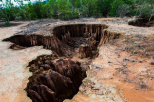 Pengertian dan Penyebab Erosi